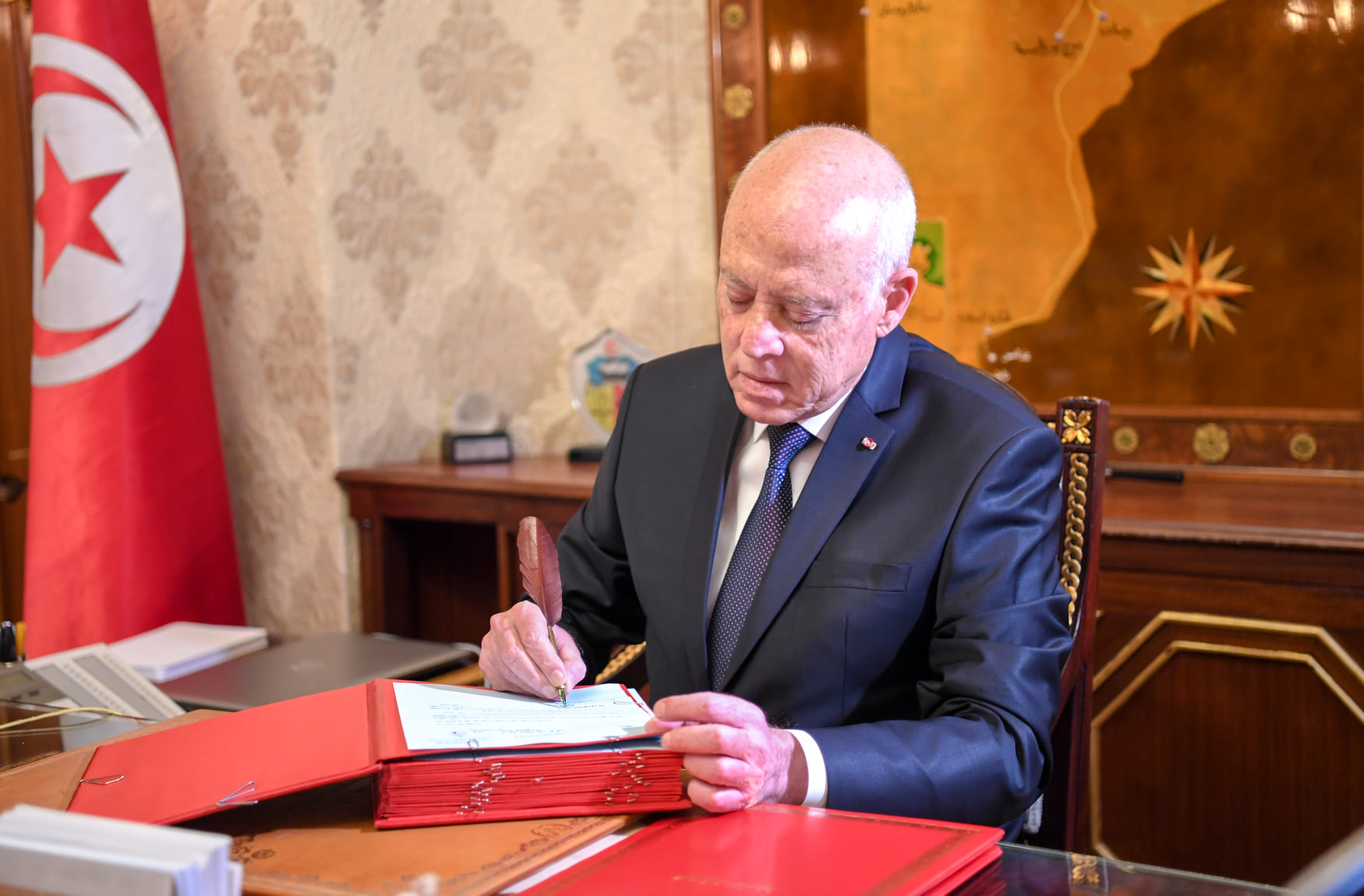 Crise politique et économique en Tunisie : le président Saïed limoge ...