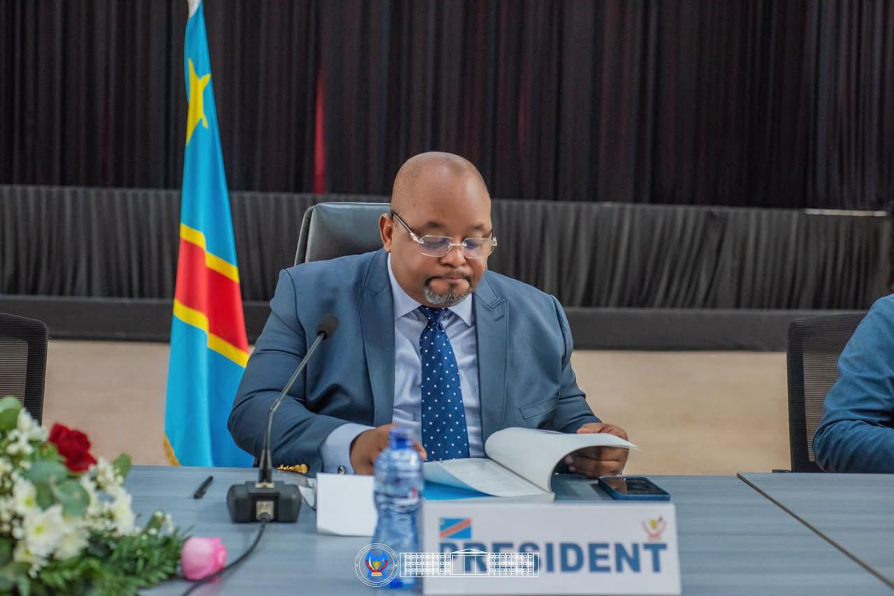 Denis Kadima remet le rapport annuel 2025-2026 de la CENI à l’Assemblée ...